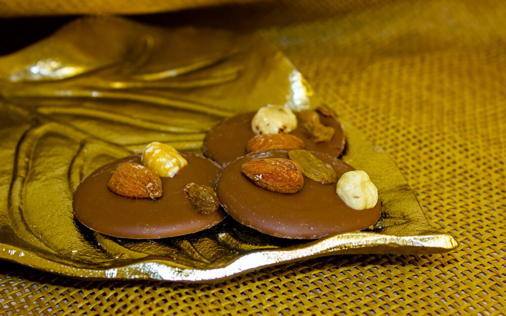 Azza milk chocolate with almonds, hazelnuts and raisins – Azza